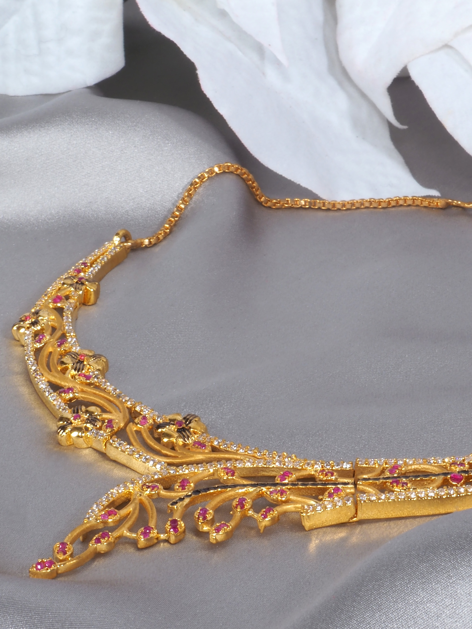 Vergoldetes Schmuckset "Ekanta" mit pinken synthetischen Rubinen ...