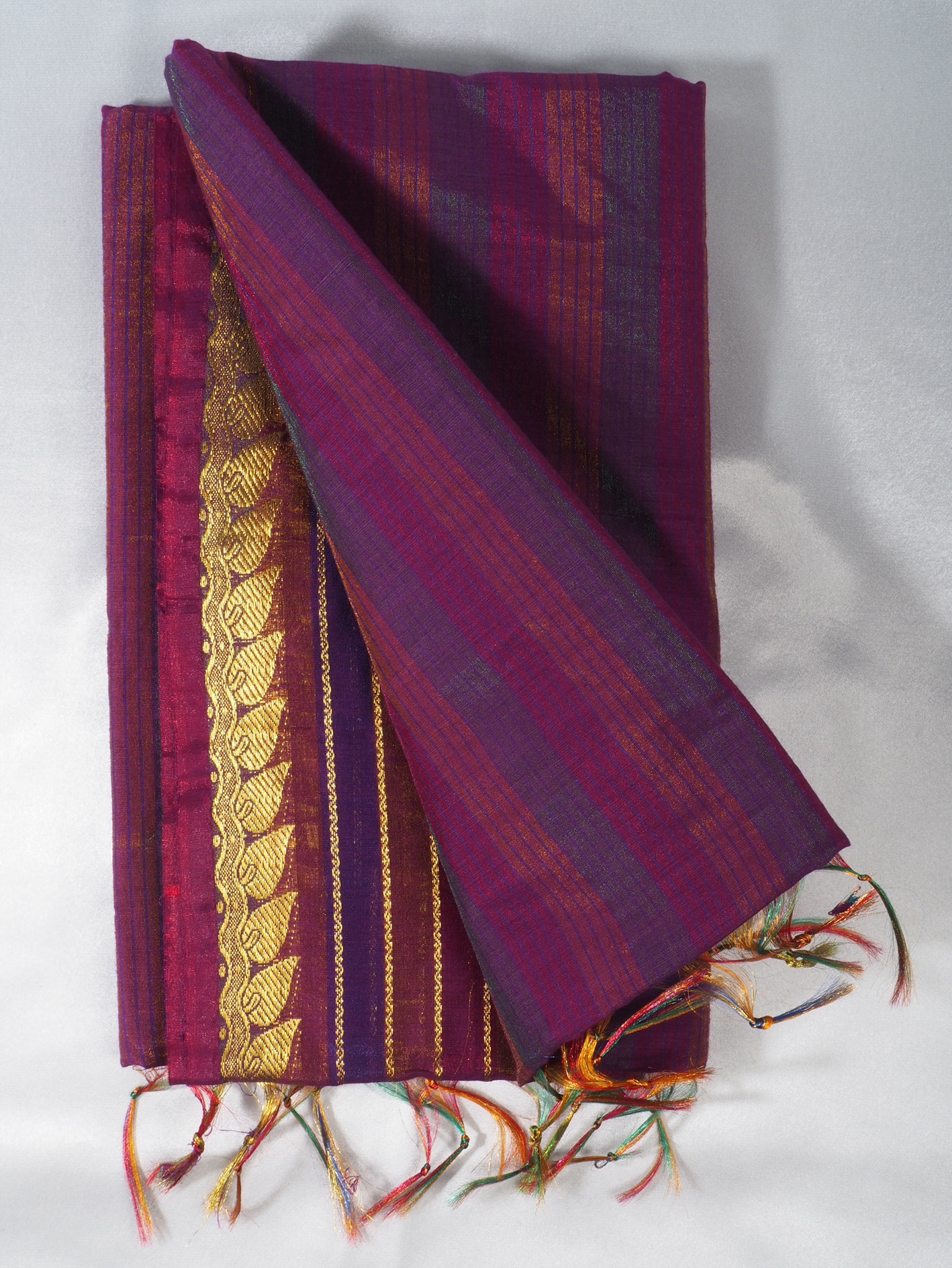 Traditionell indischer Sari – 70% Baumwolle | 30% metallisches Garn ...